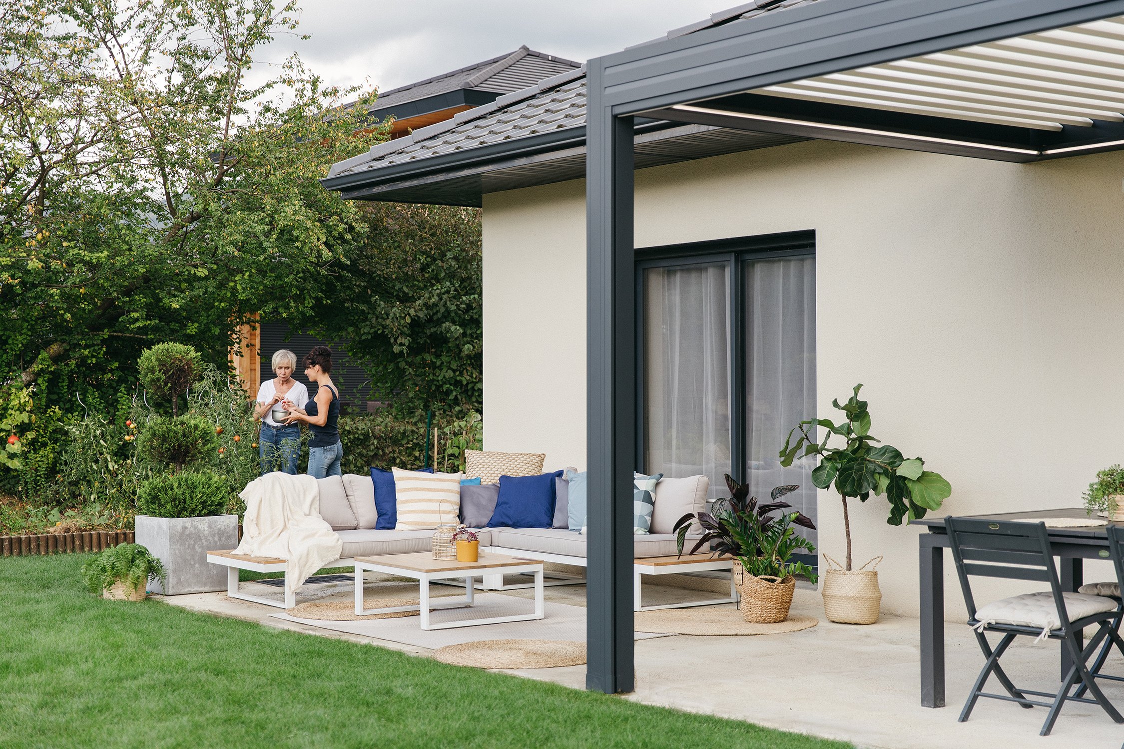 Spend More Time in Your Garden with Outdoor Shade Somfy