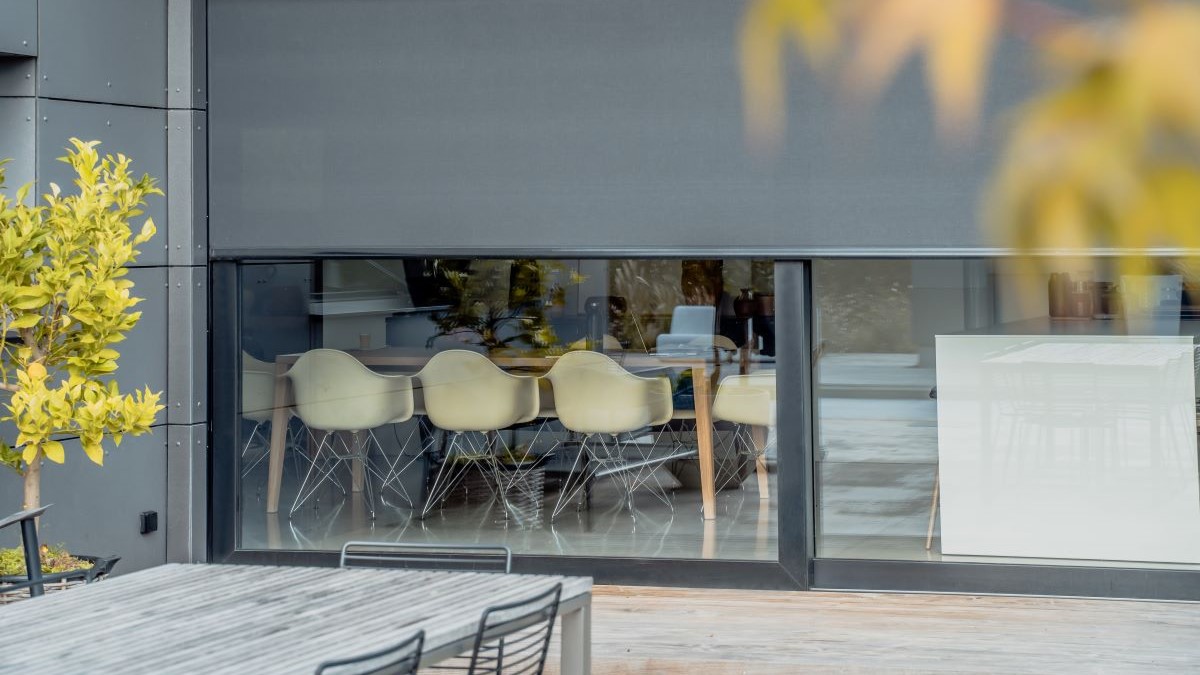 A Beginner's Guide to Smart Curtains and Exterior Screens